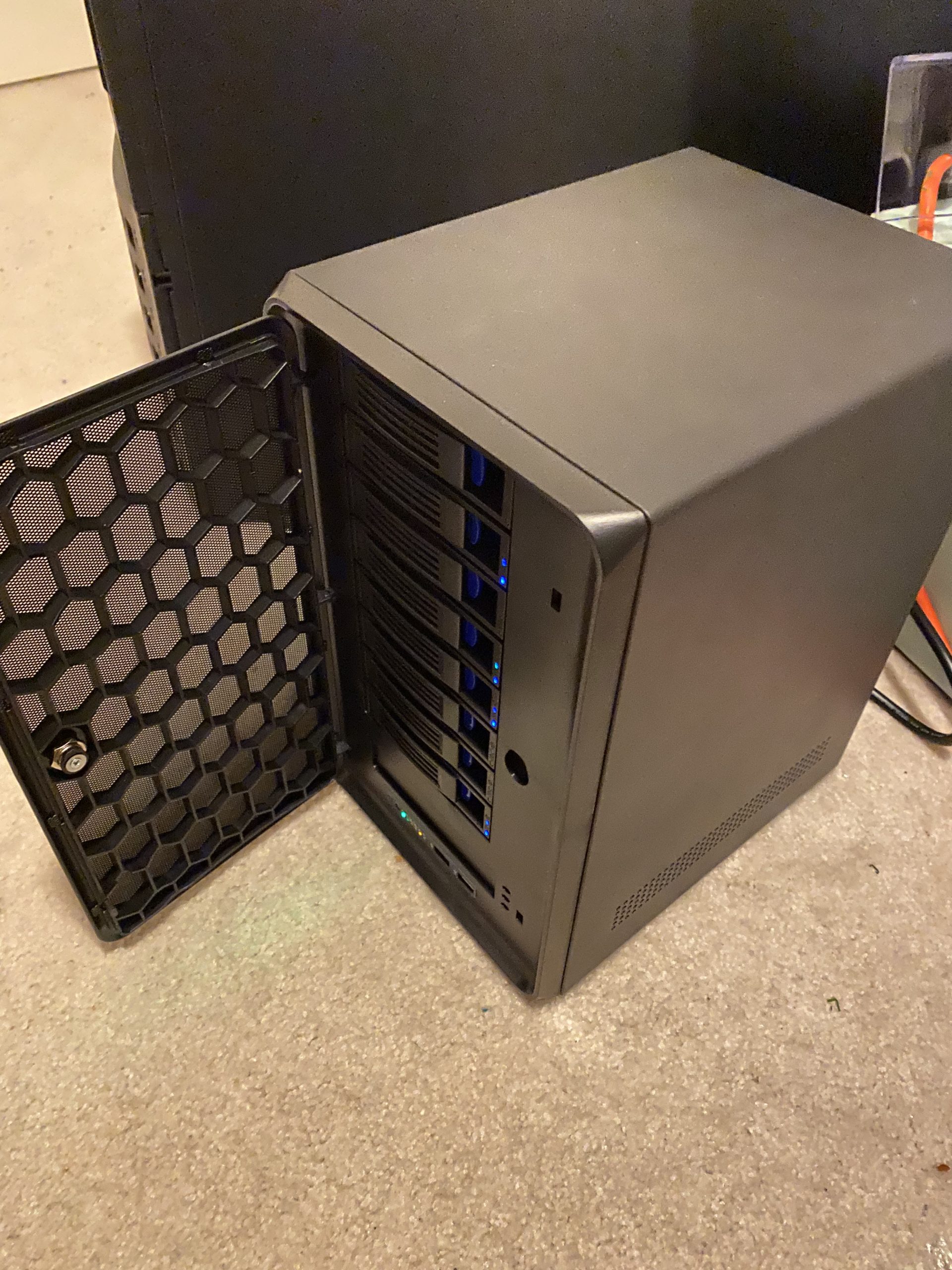 Matt Ventura's blog » Blog Archive » Review: Mystery 8-Bay NAS Case